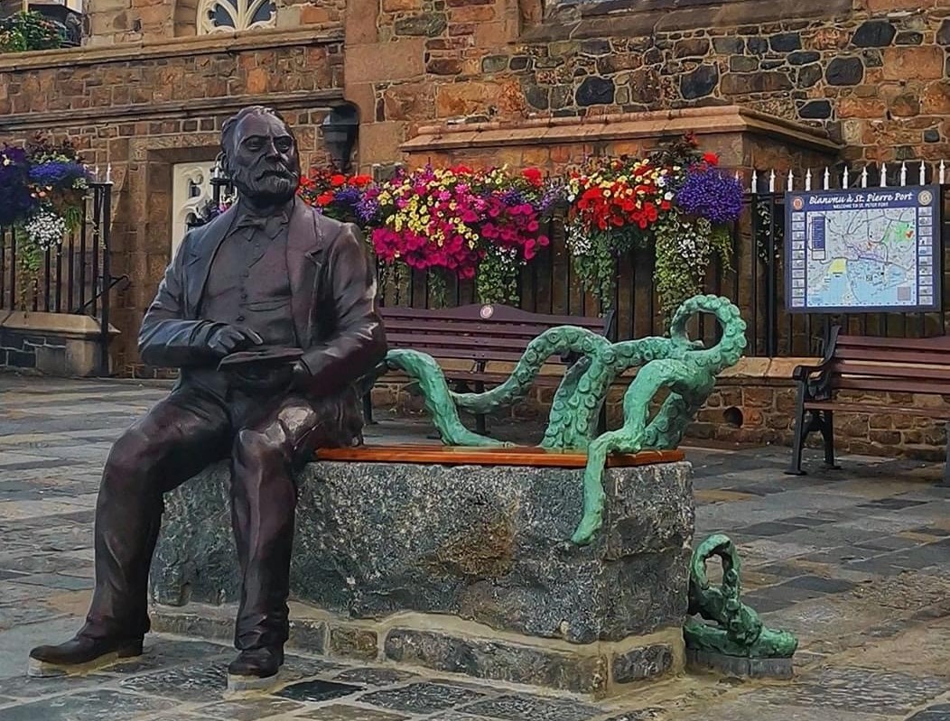 Liberation bronze statues and Victor Hugo bench | Granite Le Pelley